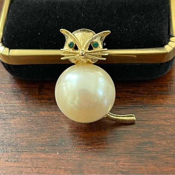 Marvella | Jewelry | Signed Marvella Cat Pearl Emerald Green Crystal ...